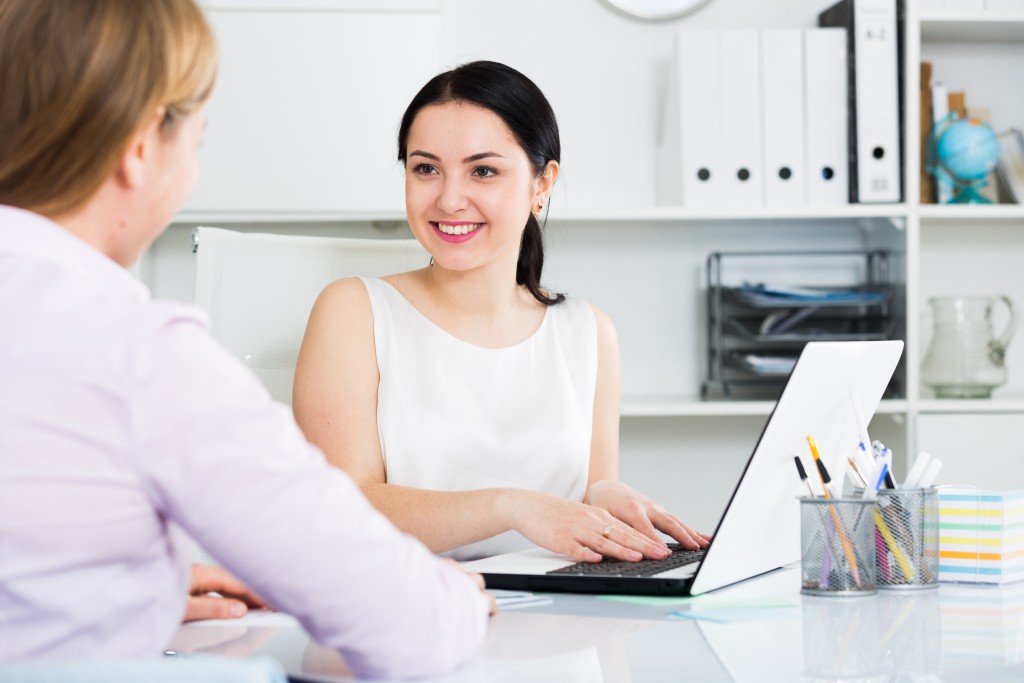 Reduce Stress at Work by Helping Others - Smart Ways To Live